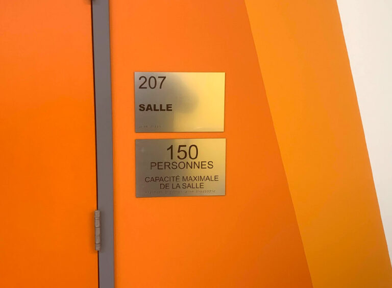 Porte-noms et plaques d’identification | CMD